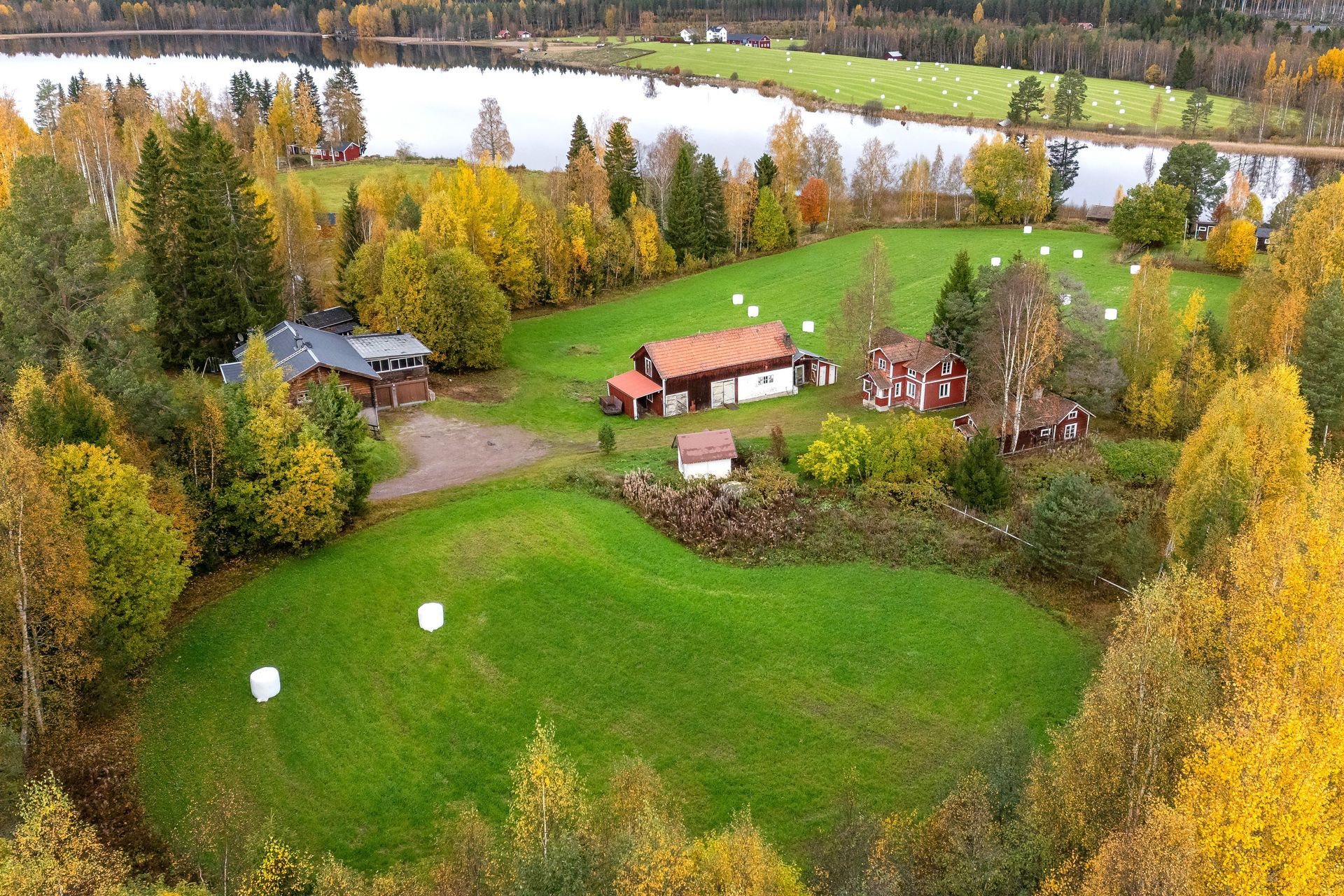 Lantlig idyll med sjötomt, egen mark och charm i Grängsbo - Gård ...