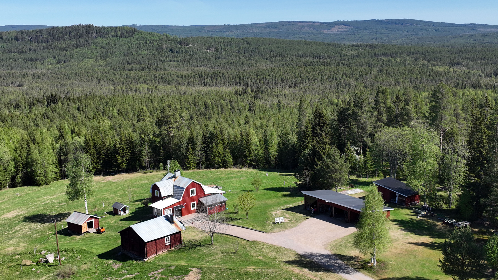 Välskött gård med 55 ha skog & mark - Gård, Lantligt boende till salu ...